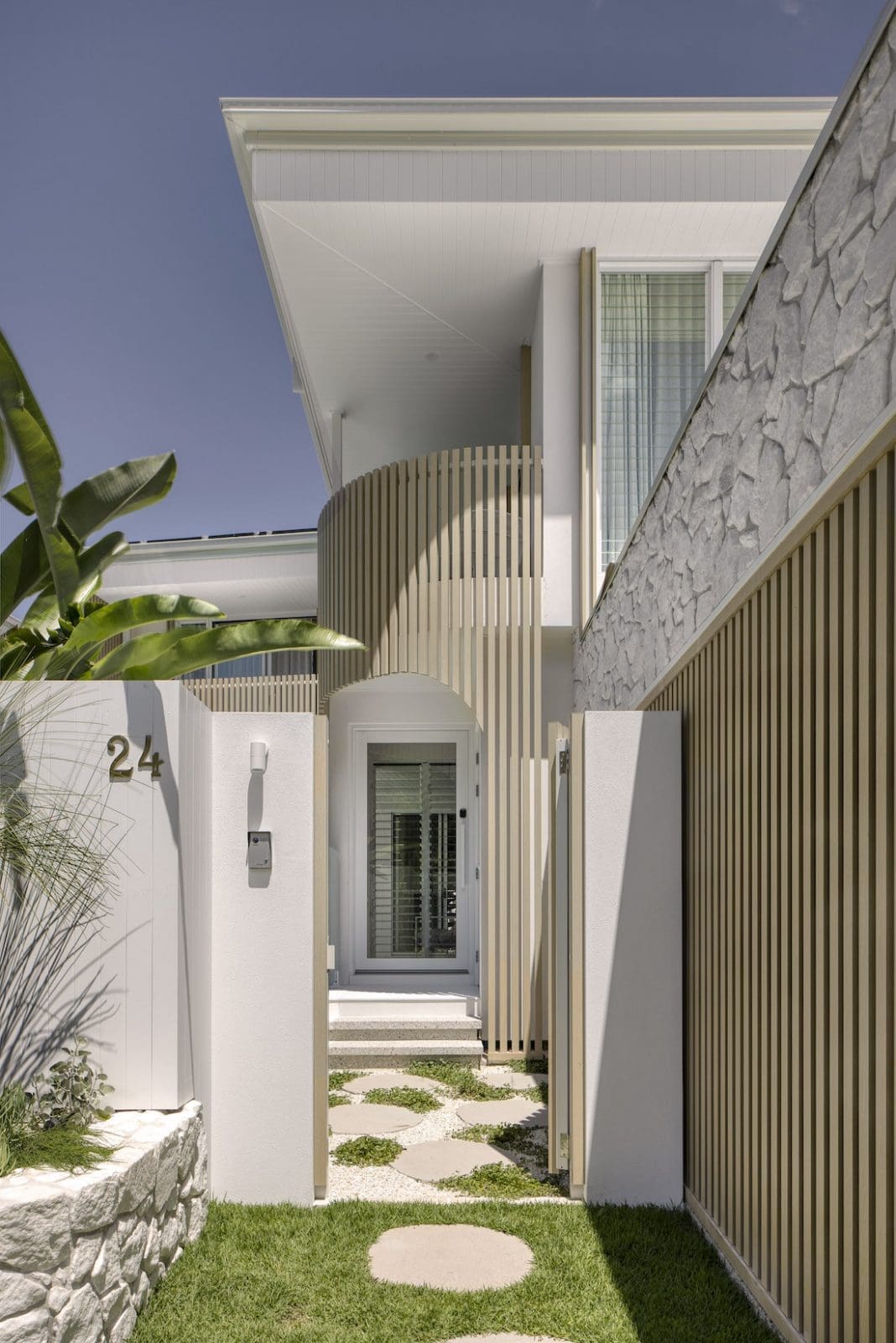 A coastal oasis: The endless curves and textures of Tawarri house ...