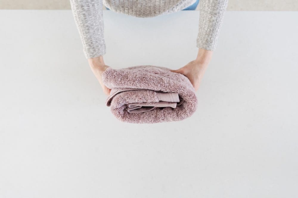 How to fold towels: Simple towel styling tricks to roll or fold towels ...