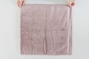How to fold towels: Simple towel styling tricks to roll or fold towels ...
