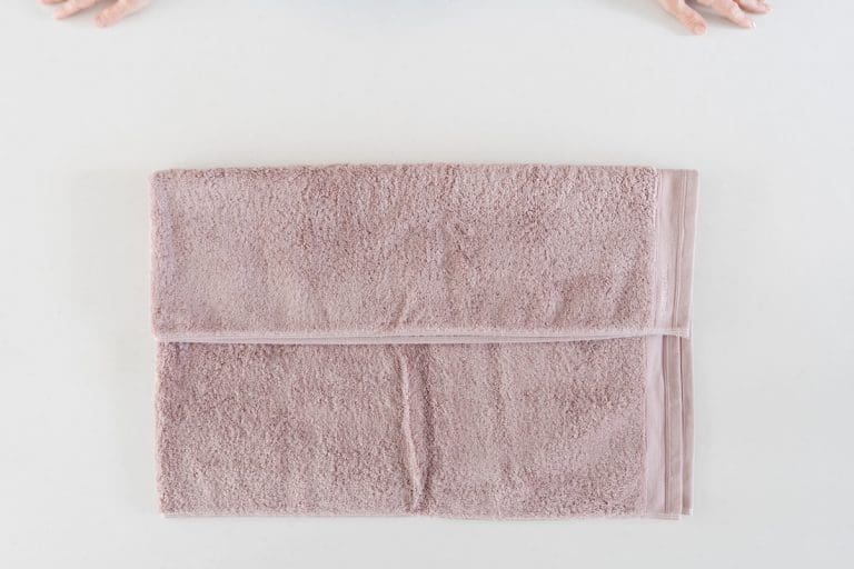 How to fold towels: Simple towel styling tricks to roll or fold towels ...