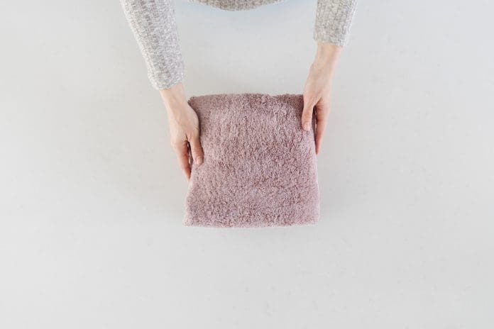 How to fold towels: Simple towel styling tricks to roll or fold towels ...