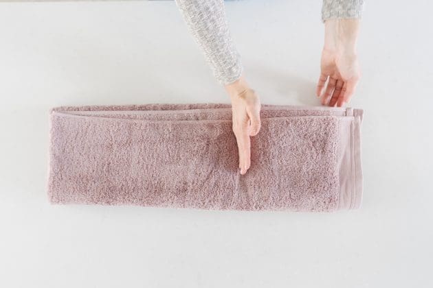 How to fold towels: Simple towel styling tricks to roll or fold towels ...