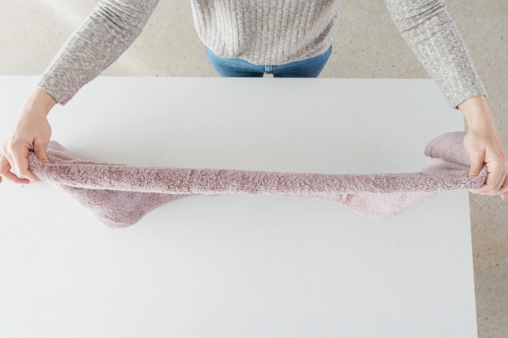 How to fold towels: Simple towel styling tricks to roll or fold towels ...