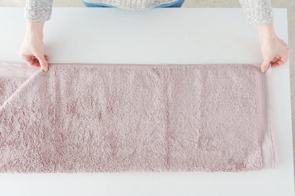 How to fold towels: Simple towel styling tricks to roll or fold towels ...