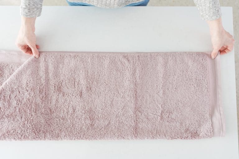 How to fold towels: Simple towel styling tricks to roll or fold towels ...
