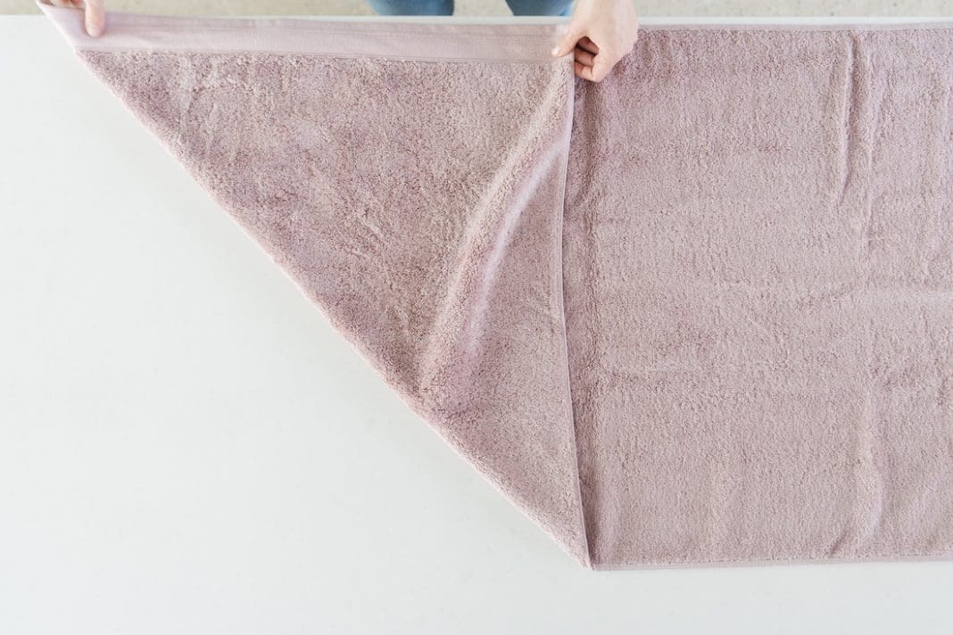 How to fold towels: Simple towel styling tricks to roll or fold towels ...
