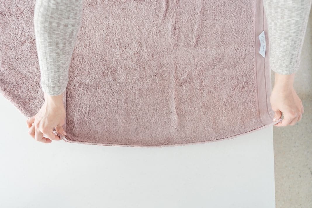 How to fold towels: Simple towel styling tricks to roll or fold towels ...