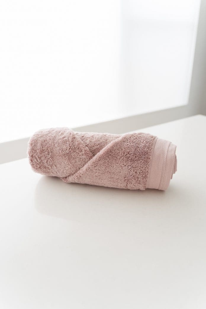 How to fold towels: Simple towel styling tricks to roll or fold towels ...