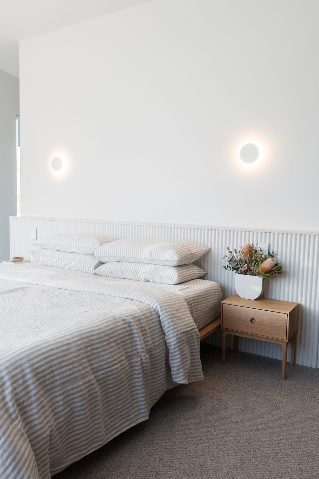 How to build a ledge wall: Convex and pink terrazzo shelf wall