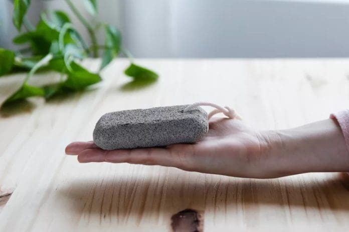 18 of the best bathroom cleaning hacks to make your space sparkle ...