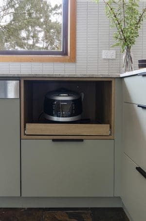 Minimalist kitchen makeover that blends Japanese and 70's design ...