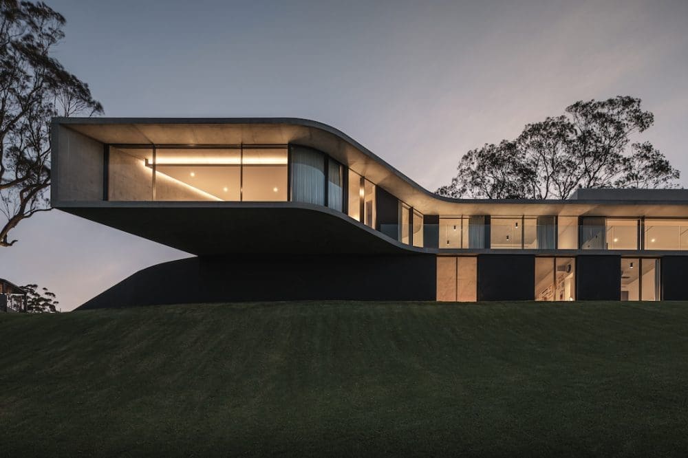 The dramatic, sculptural masterpiece that is Cliffhanger House | Style ...