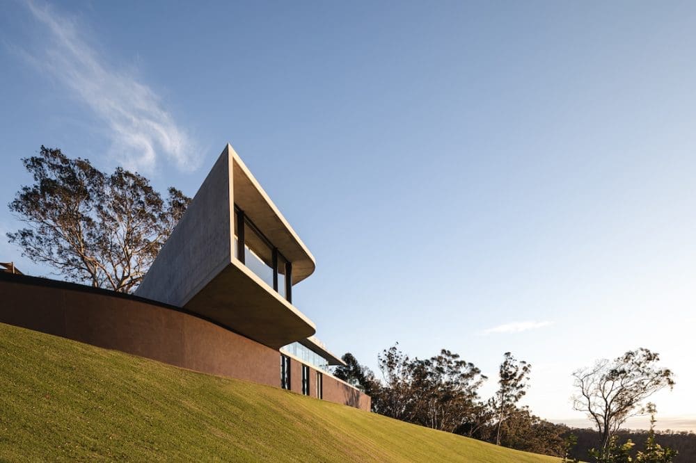 The dramatic, sculptural masterpiece that is Cliffhanger House | Style ...