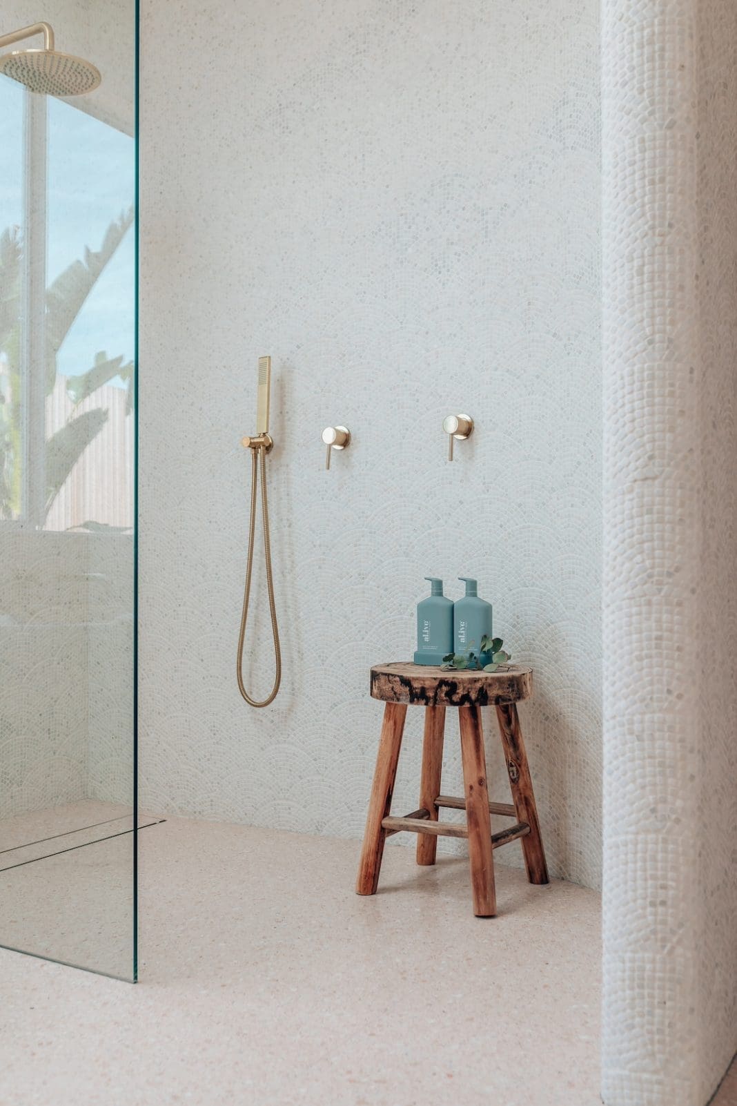 House of Harvee's blush pink bathroom with brushed brass accents | Style Curator